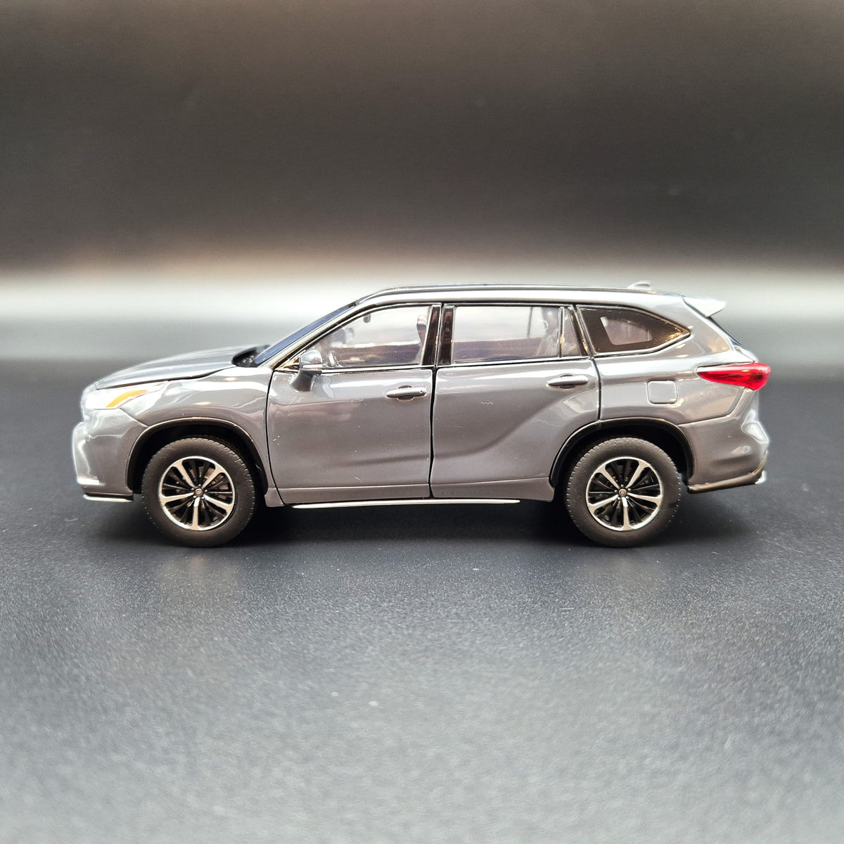 Explorafind 2021 Toyota Highlander XSE Grey 1:32 Die Cast Car